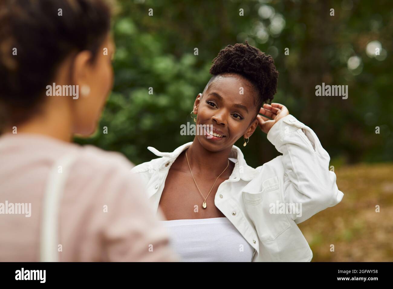 Two women portrait dark hi-res stock photography and images - Alamy