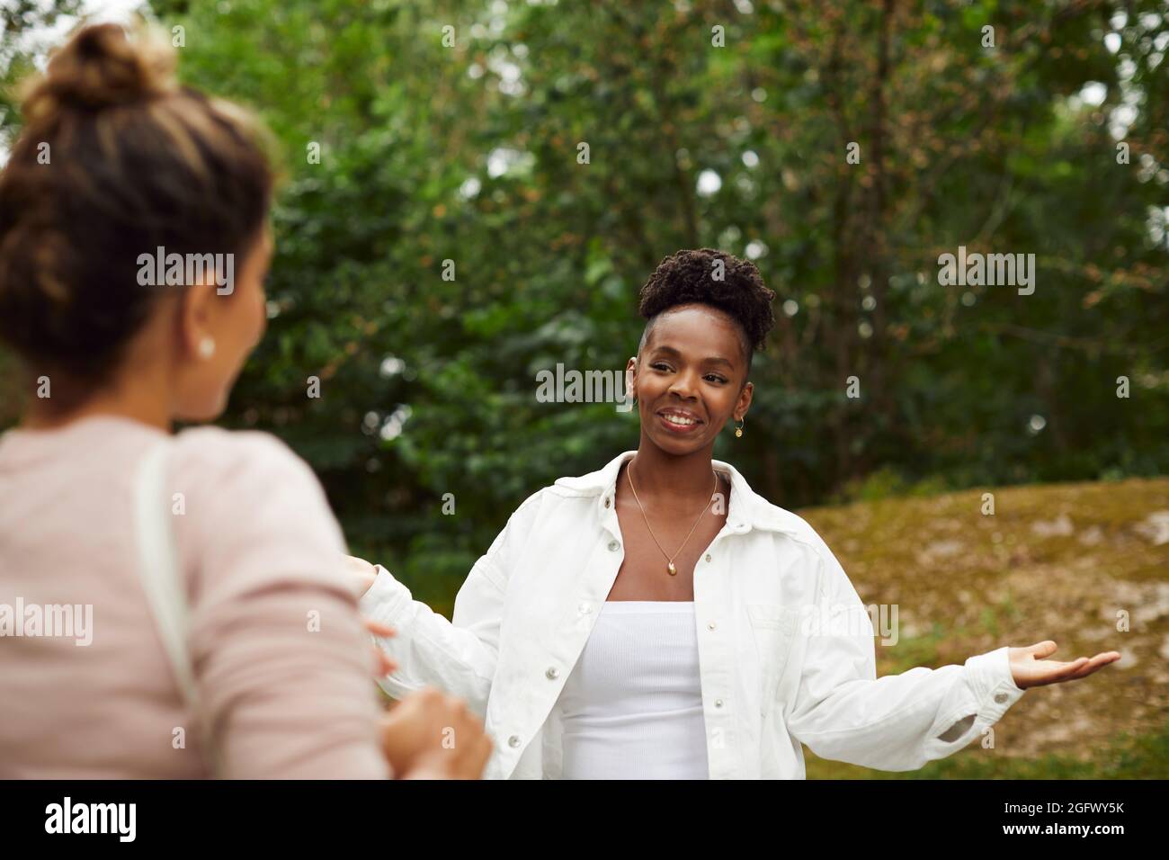 Couple conversation gesture hi-res stock photography and images - Alamy