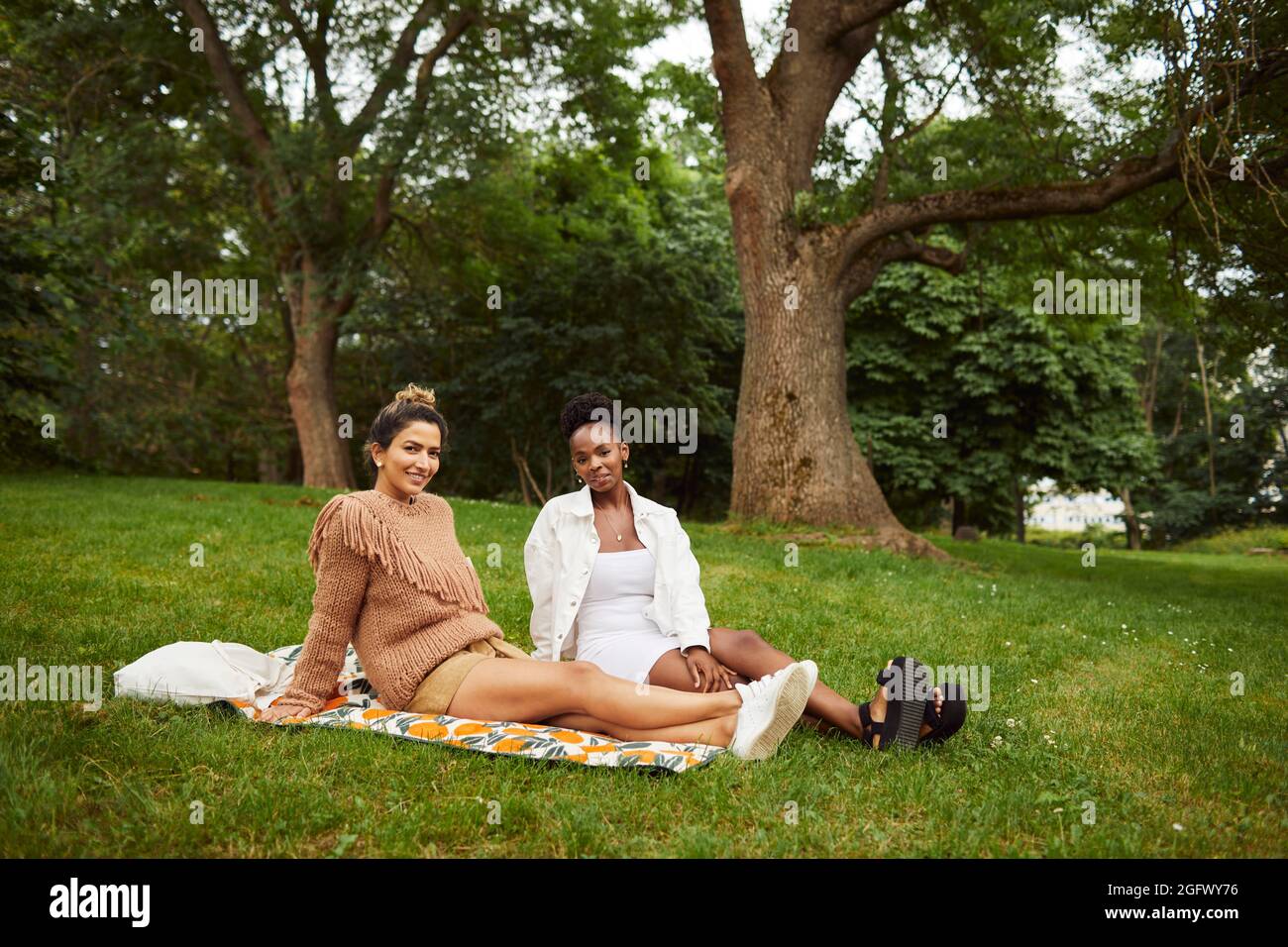 Young couple socializing together hi-res stock photography and images ...