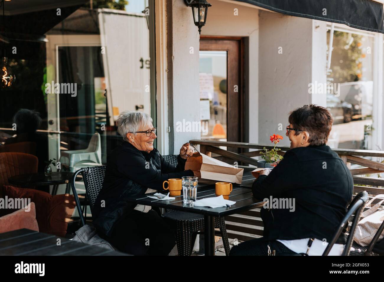 Senior women at outdoor cafe hi-res stock photography and images - Alamy