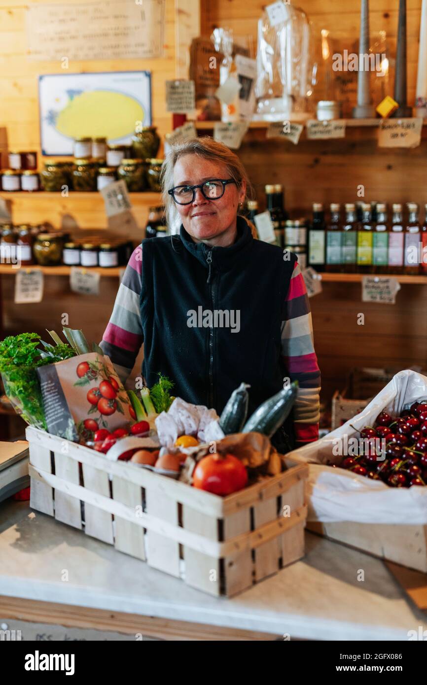 Smiling shop assistant hi-res stock photography and images - Alamy