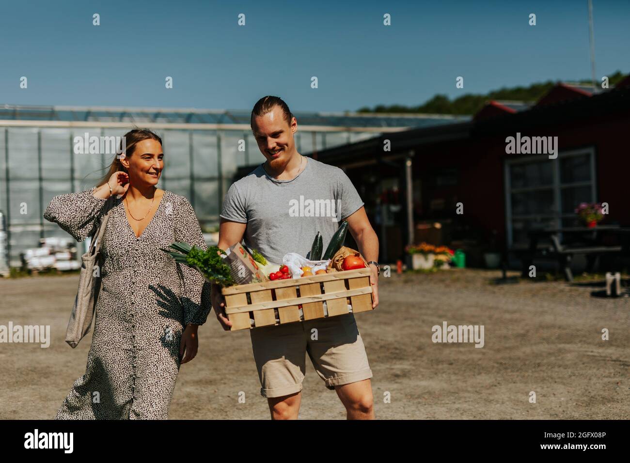 Men carrying shopping hi-res stock photography and images - Alamy
