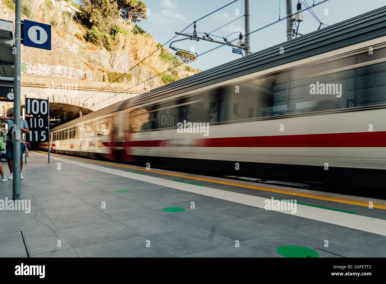 Underground train passing bridge hi-res stock photography and images ...