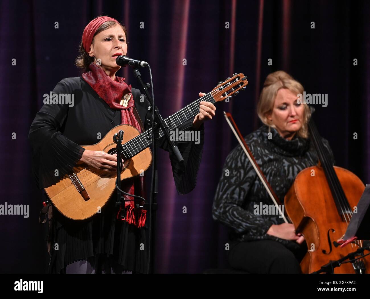 Neuhardenberg, Germany. 26th Aug, 2021. Etta Scollo (l), Italian singer ...