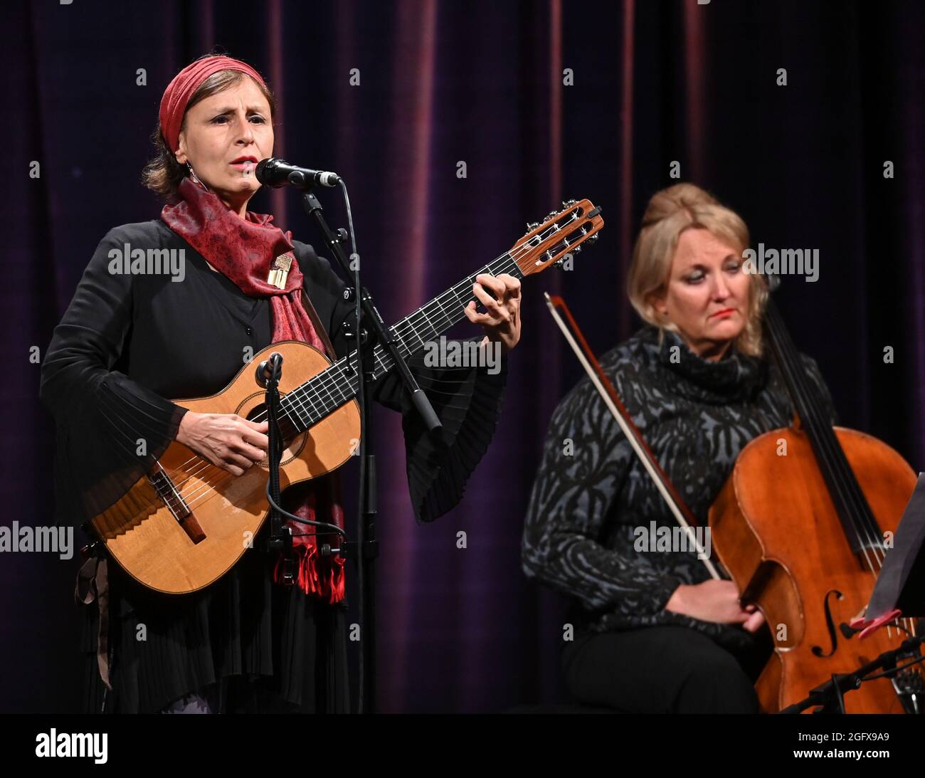 Neuhardenberg, Germany. 26th Aug, 2021. Etta Scollo (l), Italian singer ...