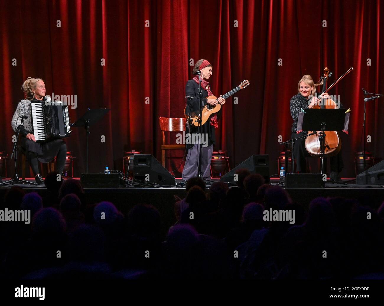 Neuhardenberg, Germany. 26th Aug, 2021. Etta Scollo (m), Italian singer ...