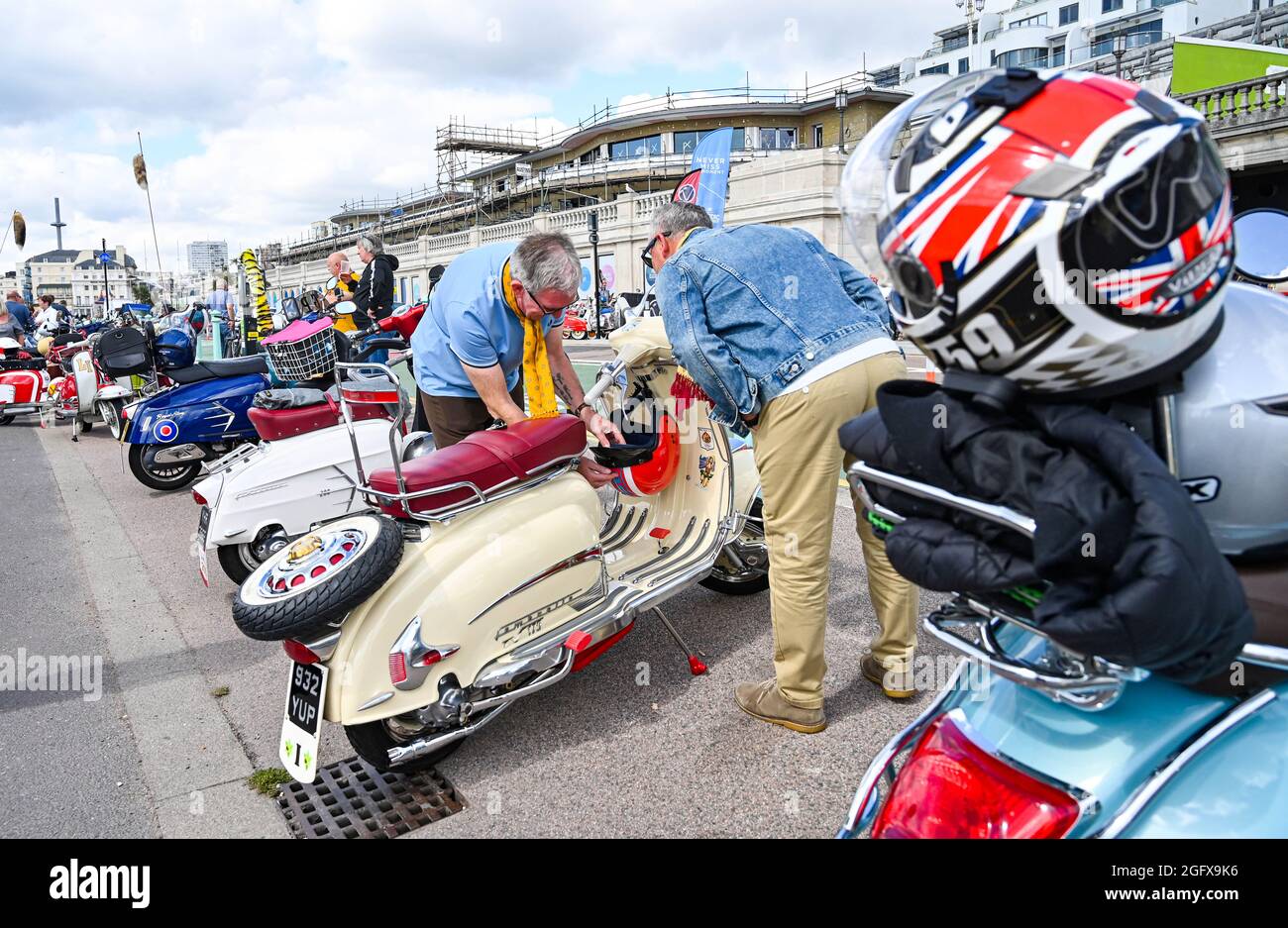 British seaside 1970s hi-res stock photography and images - Alamy