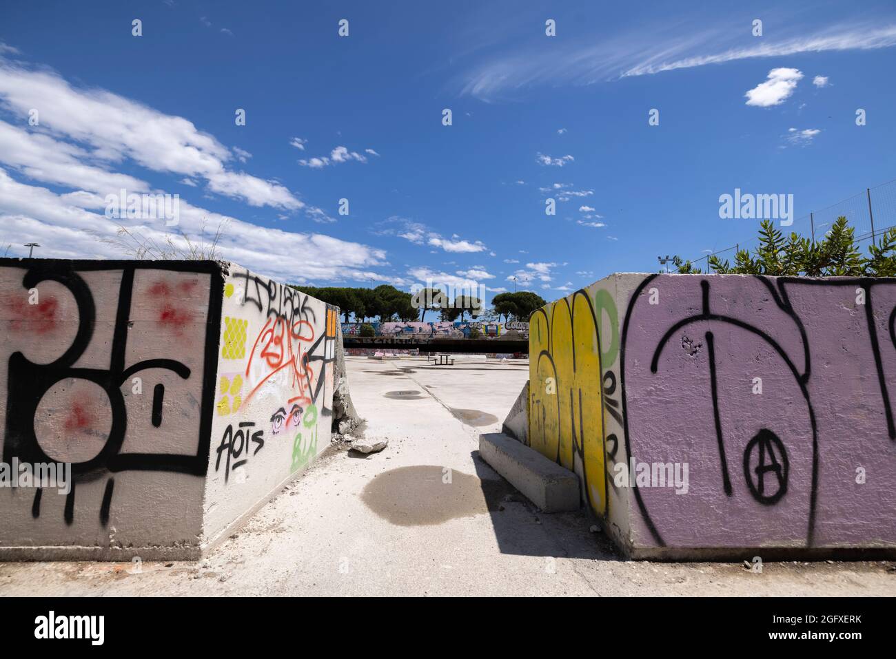 Skate park in an urban setting Stock Photo - Alamy