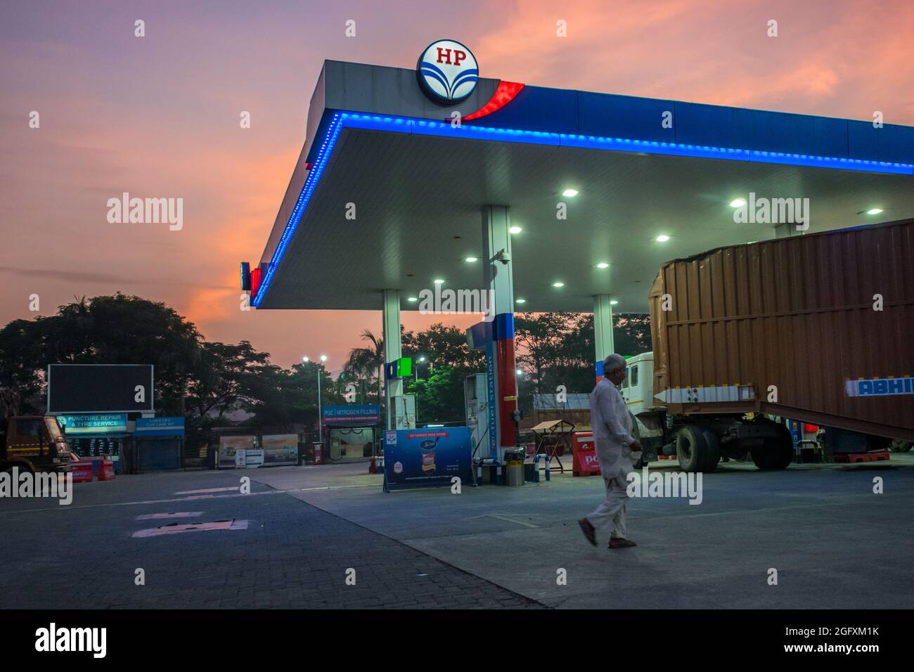 Man petrol pump hi-res stock photography and images - Alamy