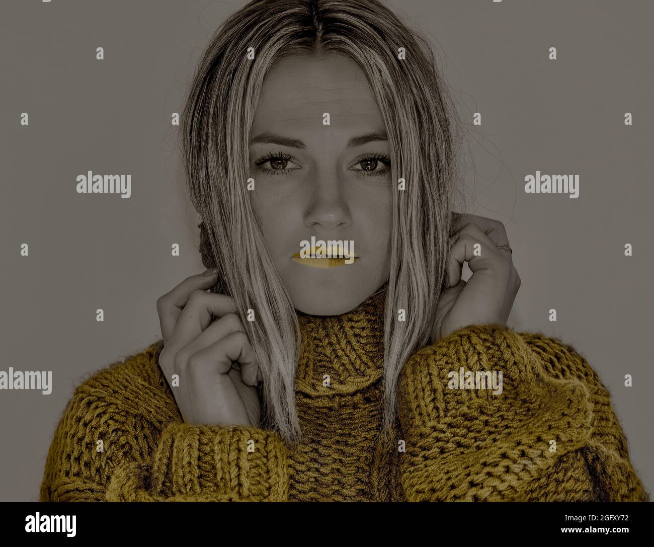 Beauty gold portrait fashion model hi-res stock photography and images ...