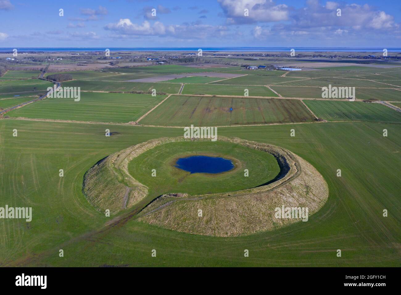 Medieval wall ring hi-res stock photography and images - Alamy