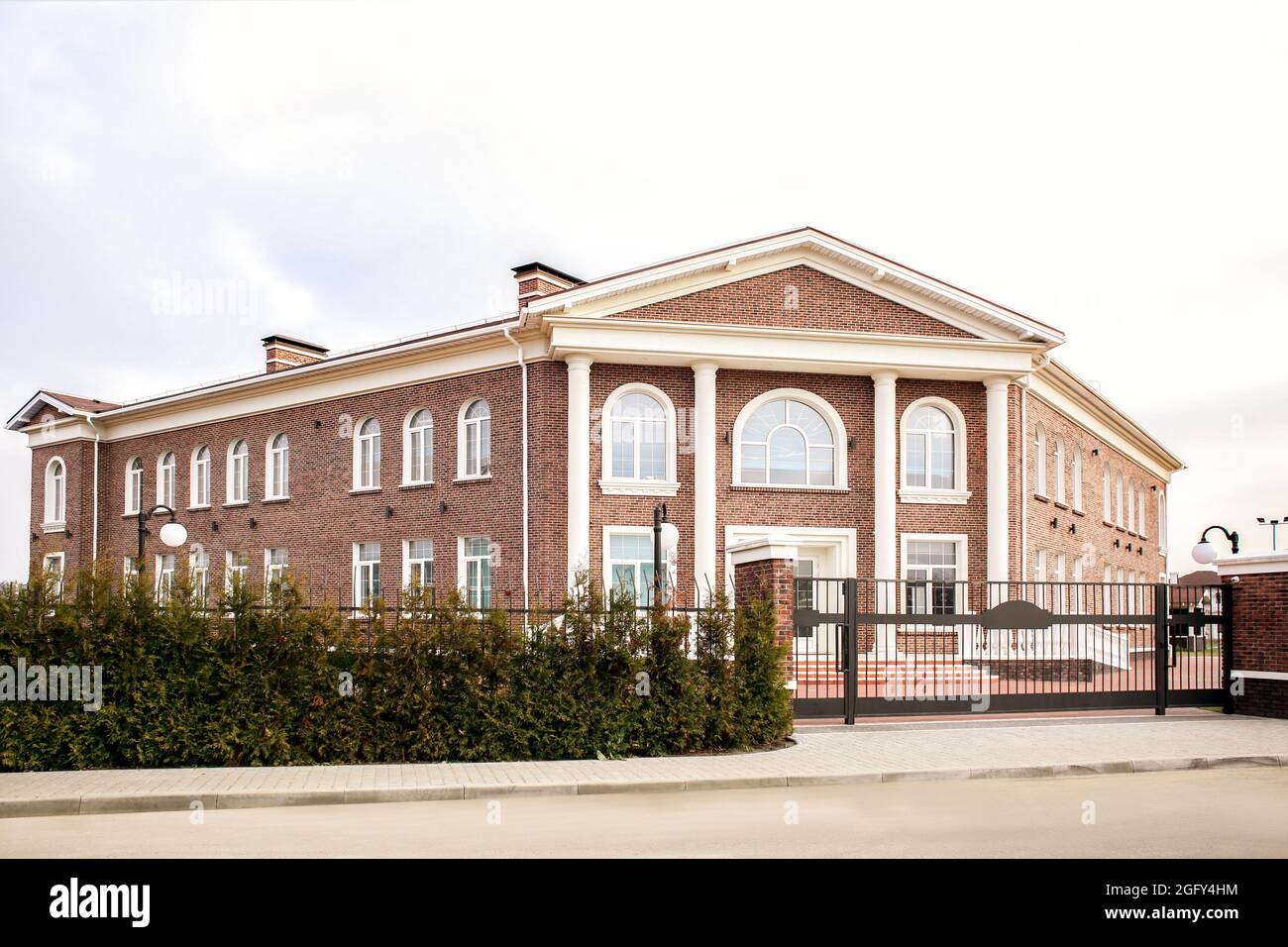 Exterior of elementary school building Stock Photo - Alamy