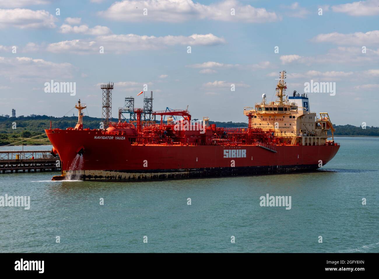 gas and oil tankers, fawley oil refinery, shipping at fawley marine ...
