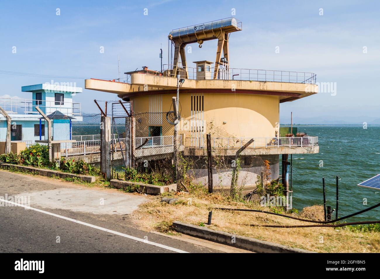 Facilities of Udawalawe reservoir dam, Sri Lanka Stock Photo - Alamy