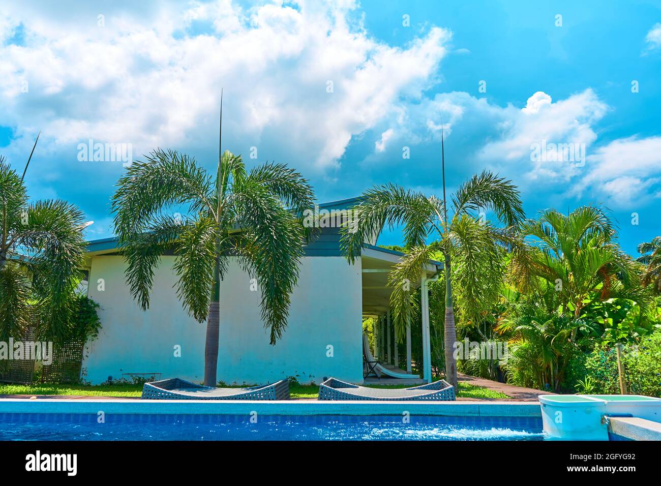 Luxury patio overlooking swimming pool hi-res stock photography and ...