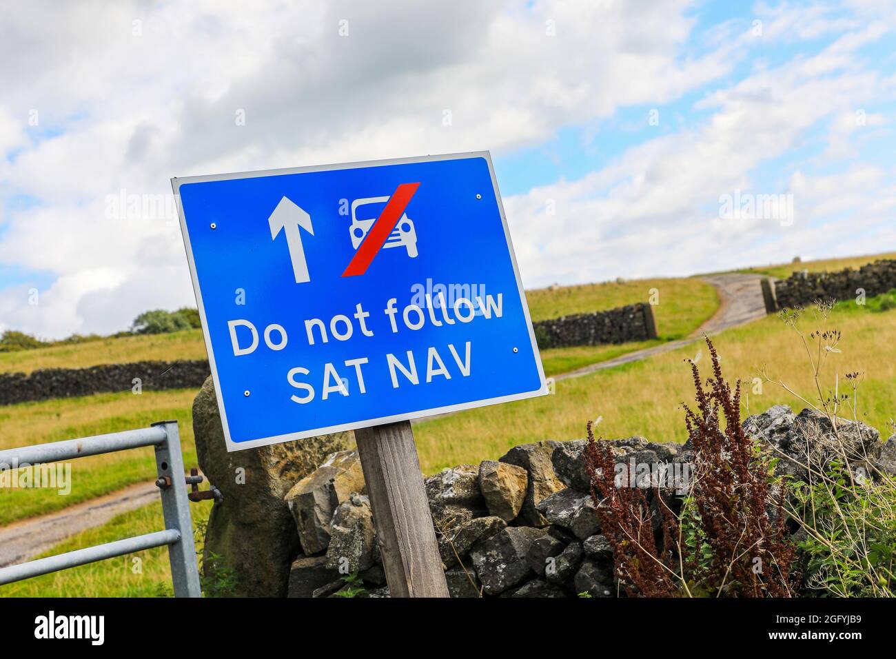 A sign saying 'do not follow sat nav' on a country lane in the Peak ...