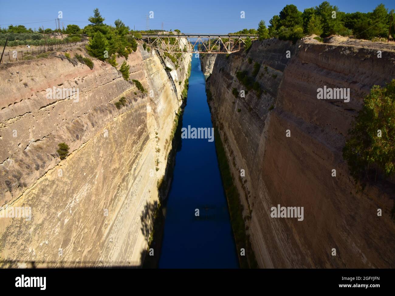 The Corinth Canal that cuts through the Isthmus of Corinth, Greece ...