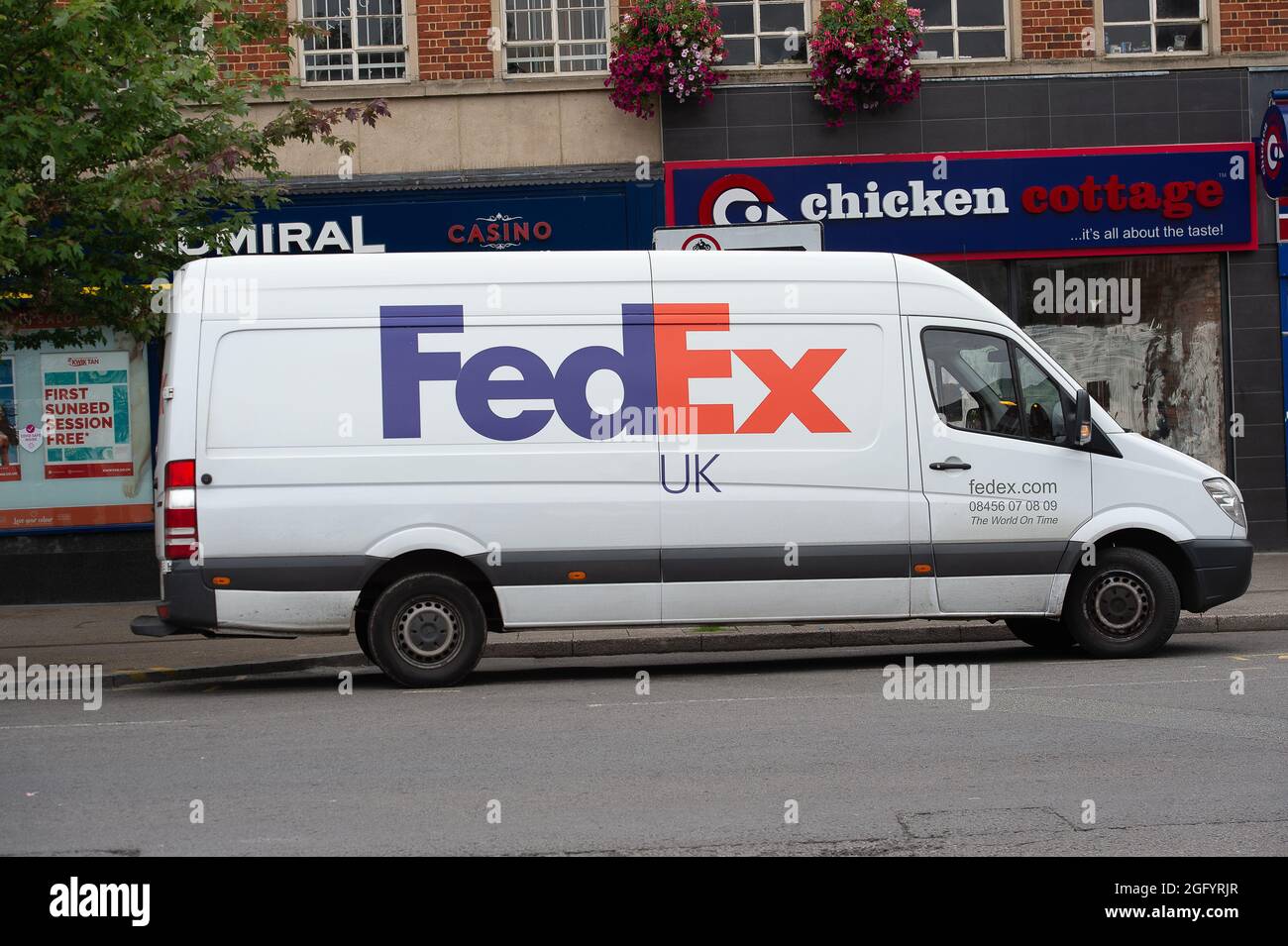 Fedex delivery home hi-res stock photography and images - Alamy