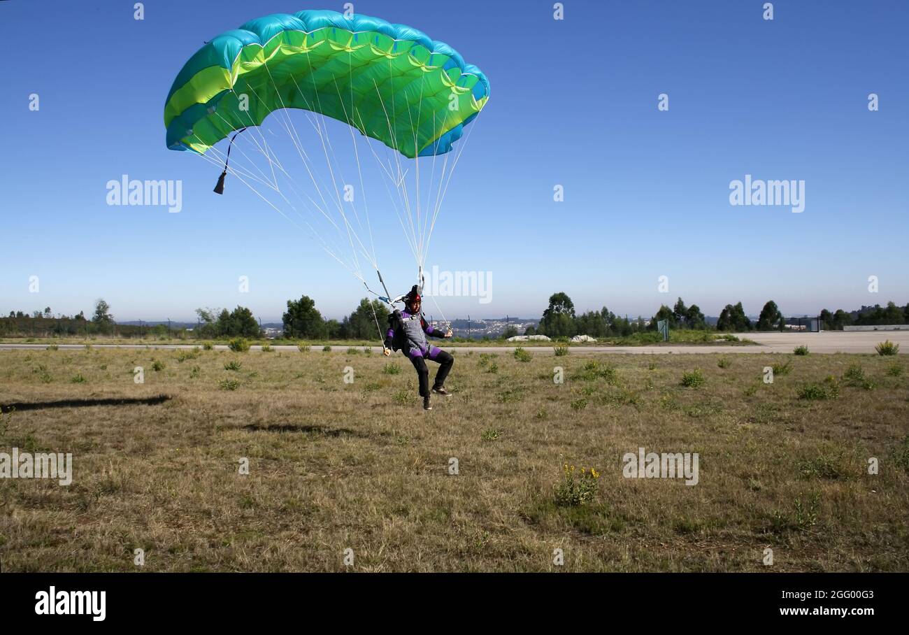 Parachute Free Landing High Resolution Stock Photography and Images - Alamy
