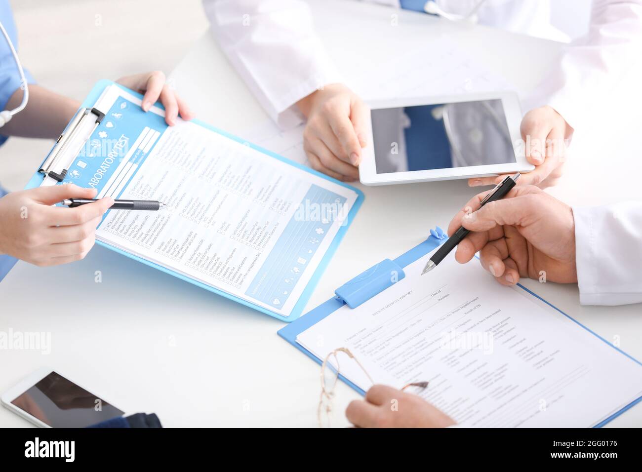 Doctors at work in clinic Stock Photo - Alamy