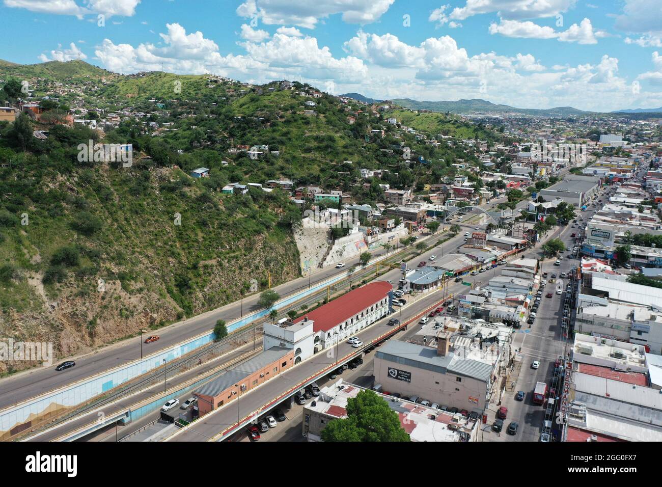 Nogales, Sonora Mexico and to the north the city Nogales Arizona ...