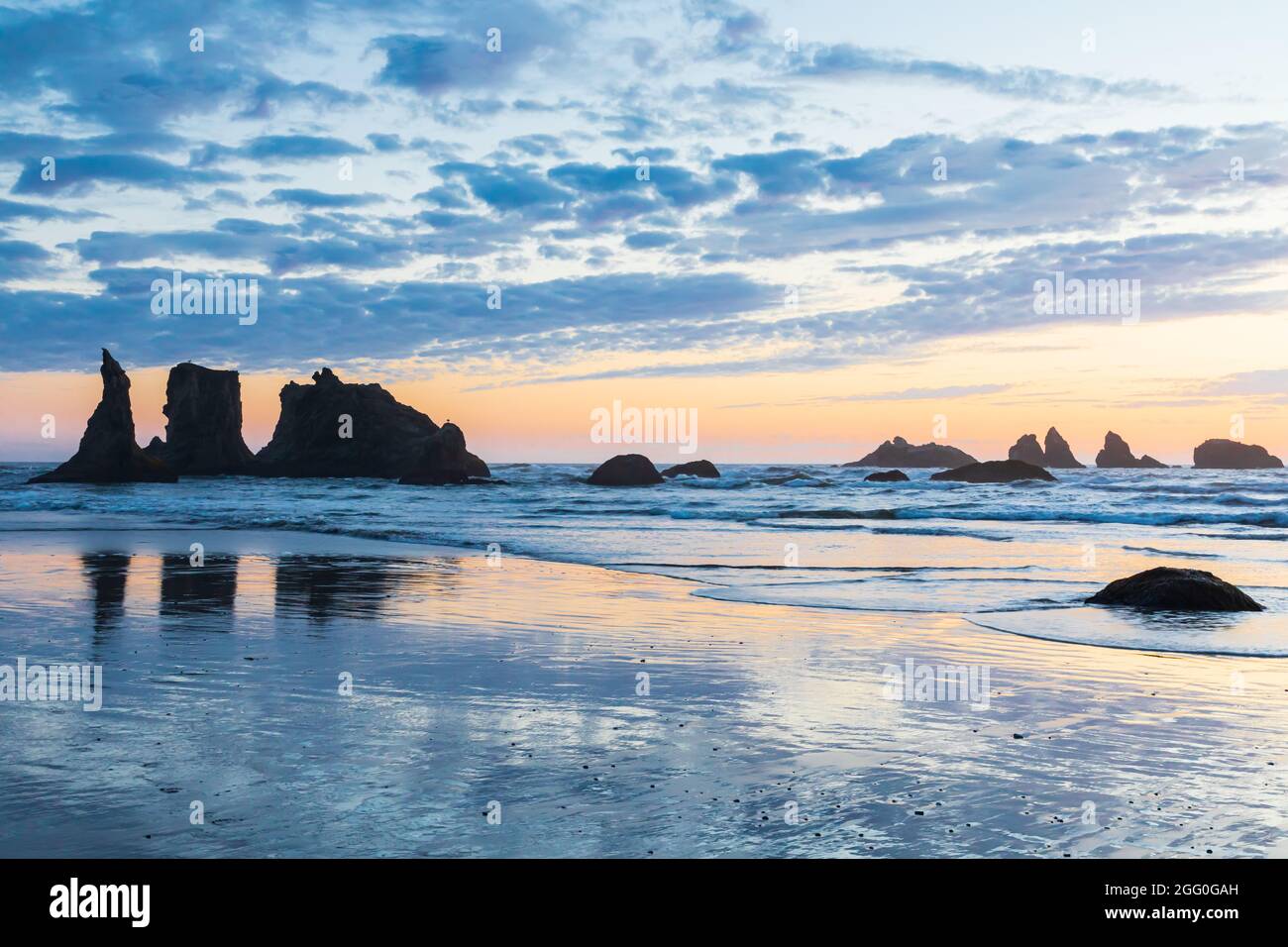 Bandon, Oregon, USA. Sea stacks on the Oregon coast at sunset Stock ...
