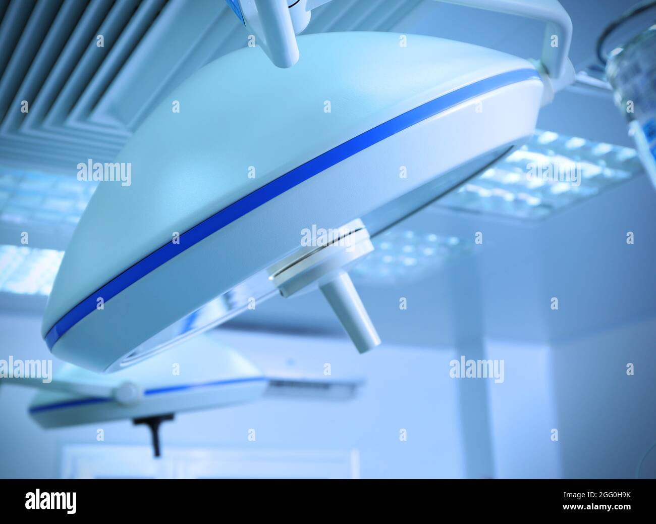 Surgical lamp in operating room of modern clinic Stock Photo - Alamy