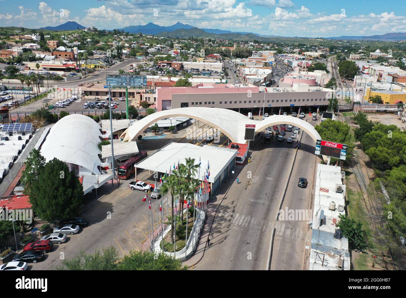 Nogales, Sonora Mexico and to the north the city Nogales Arizona ...