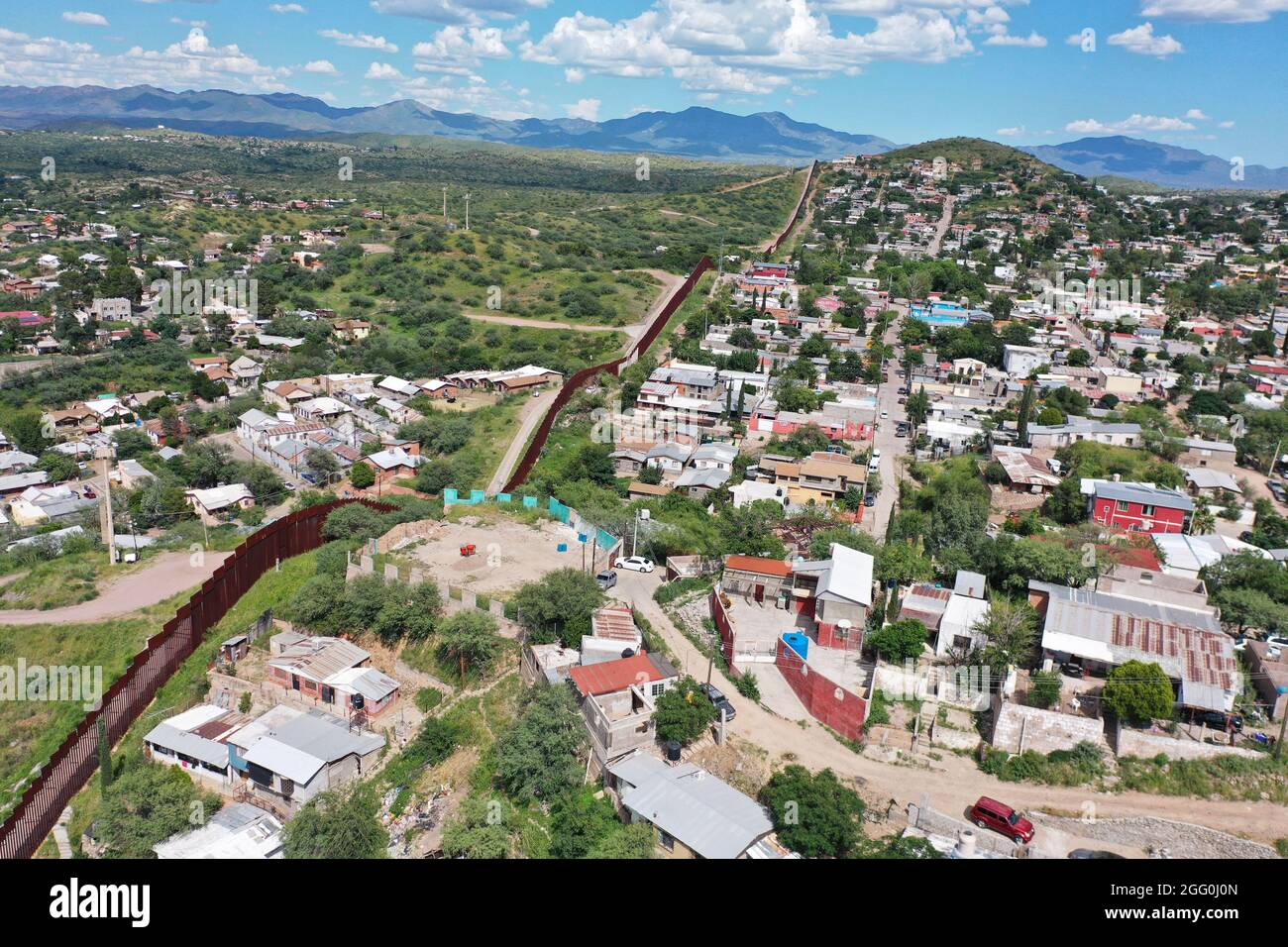 Nogales, Sonora Mexico and to the north the city Nogales Arizona ...