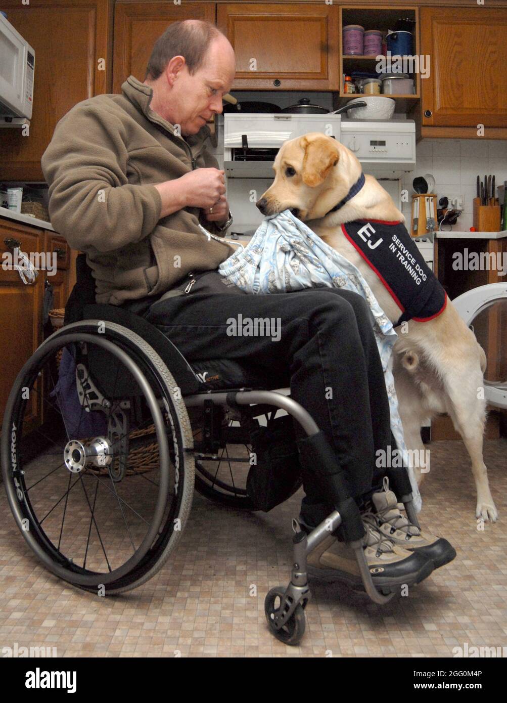 EJ GETS THE WASHING FOR GULF WAR VICTIM ALLEN PARTON PIC MIKE WALKER ...