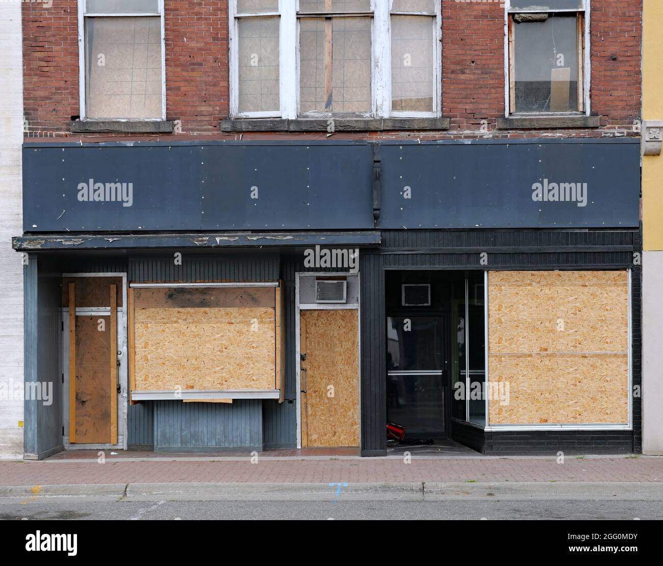 Closed business with boarded up windows Stock Photo - Alamy