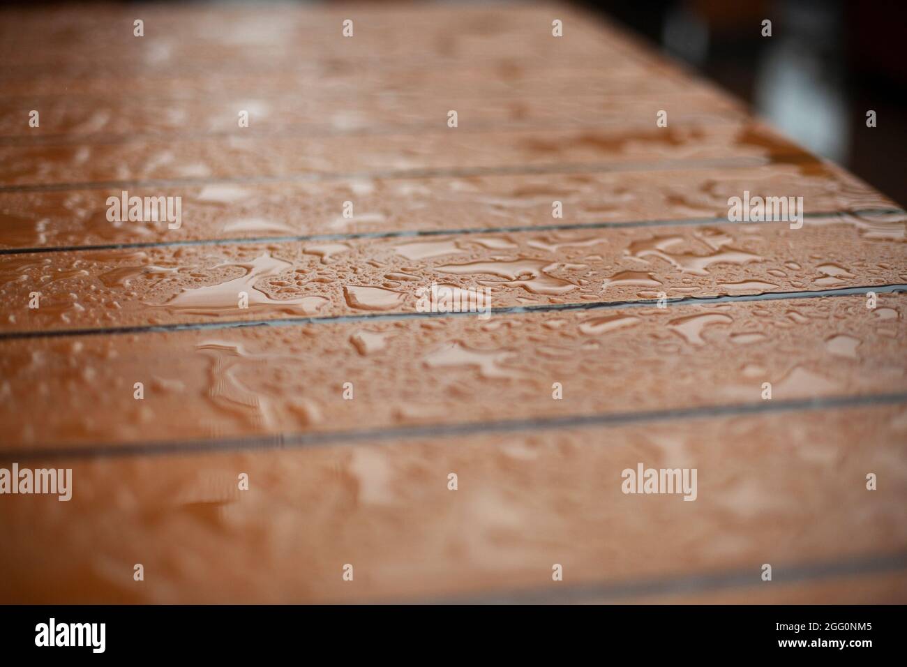 Wet board. Water droplets on the surface. Details of the bench in rainy ...