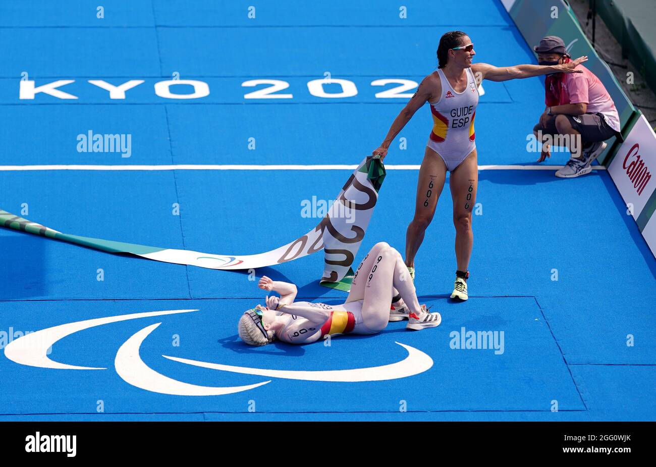 Spain's Susana Rodriguez and guide Sara Loehr cross the line to win ...