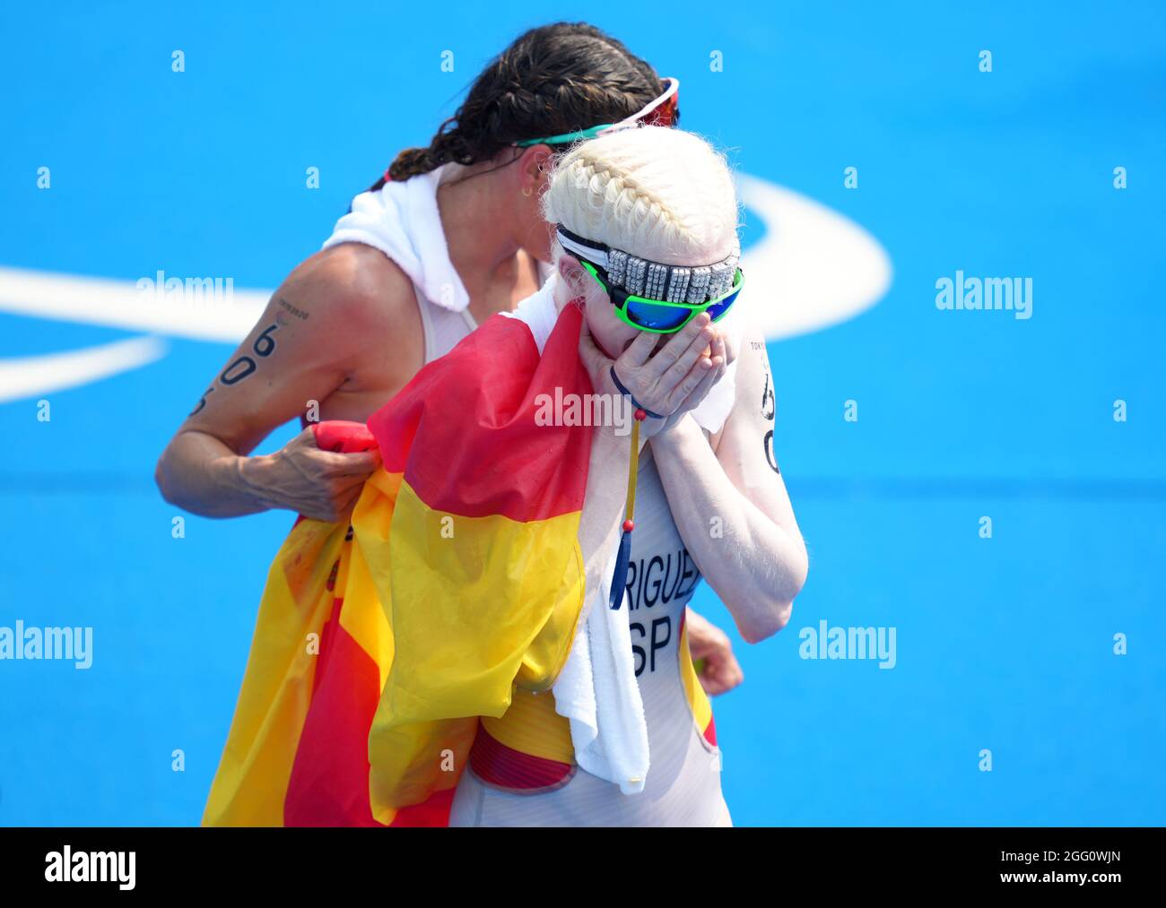 Spain's Susana Rodriguez and guide Sara Loehr celebrate winning gold in ...