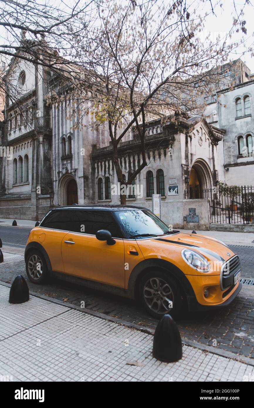 Mini cooper amarillo hi-res stock photography and images - Alamy
