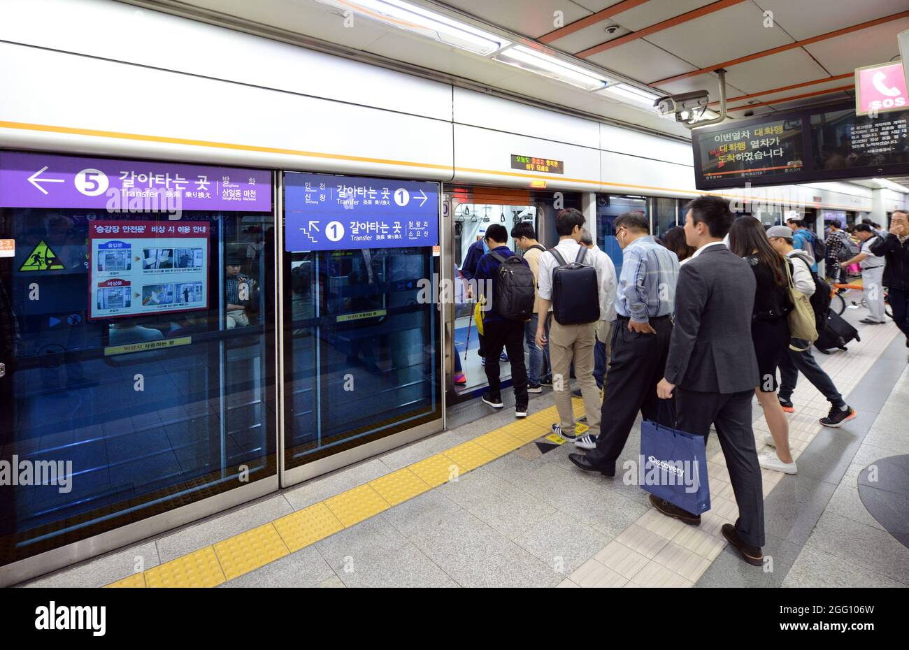 Passengers boarding the subway train in Seoul, Korea Stock Photo - Alamy