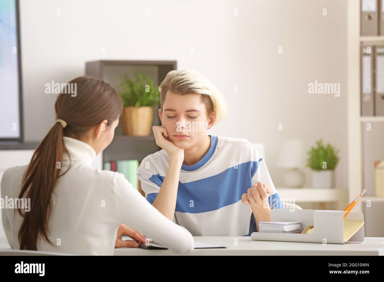 Teenage patient professional doctor table hi-res stock photography and ...