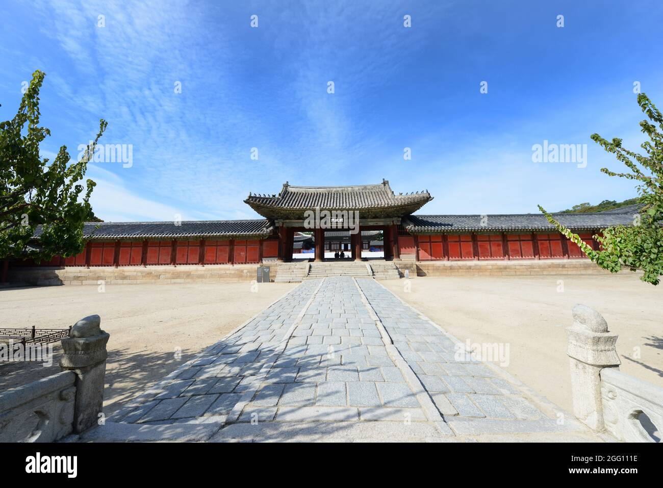 Honghwamun Gate at the Changgyeonggung Palace in Seoul, South Korea ...