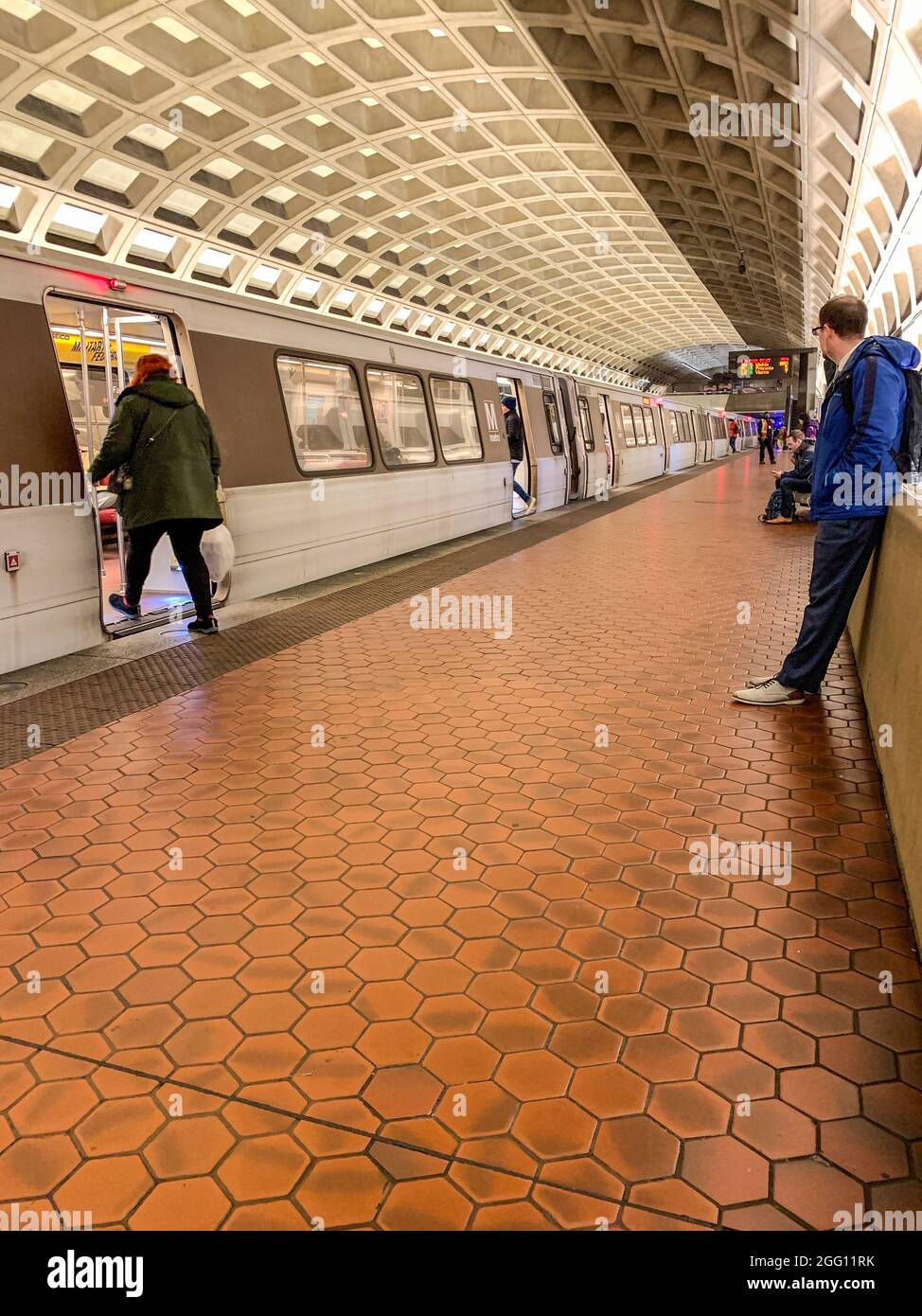 Washington DC Metro System Platform Stock Photo - Alamy