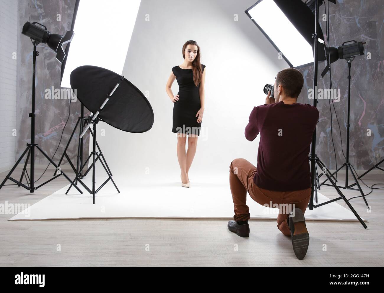 Photographer working with model in studio Stock Photo - Alamy