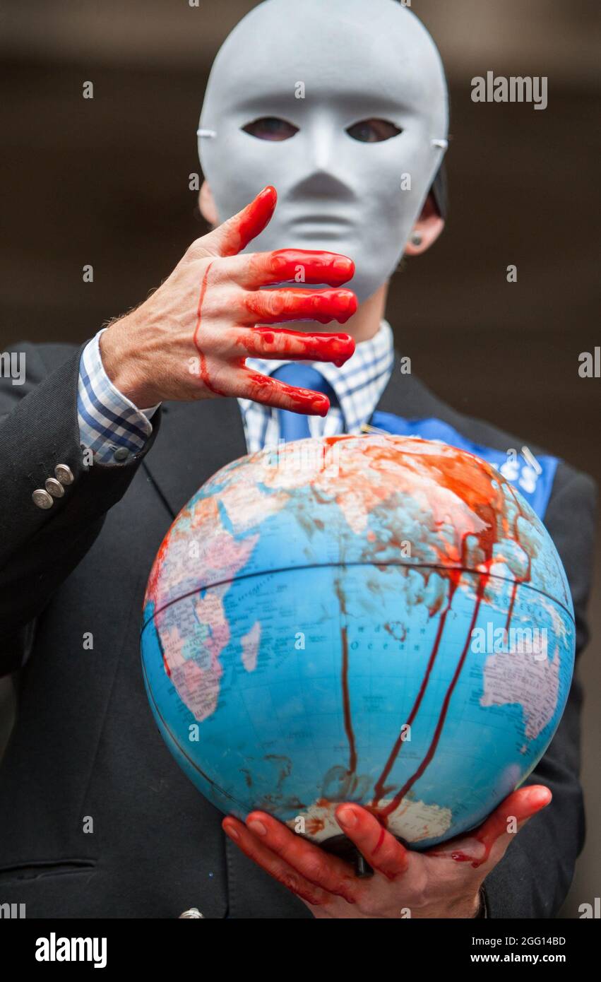 London, UK. 27th Aug, 2021. A rebel dressed as faceless financiers ...