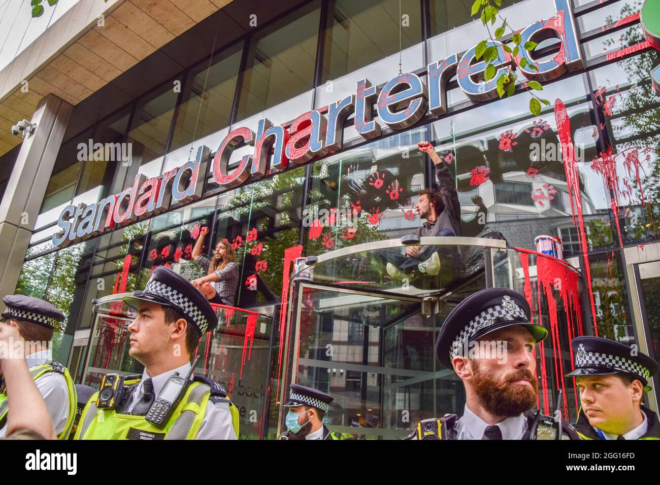 Standard chartered london headquarters hi-res stock photography and ...