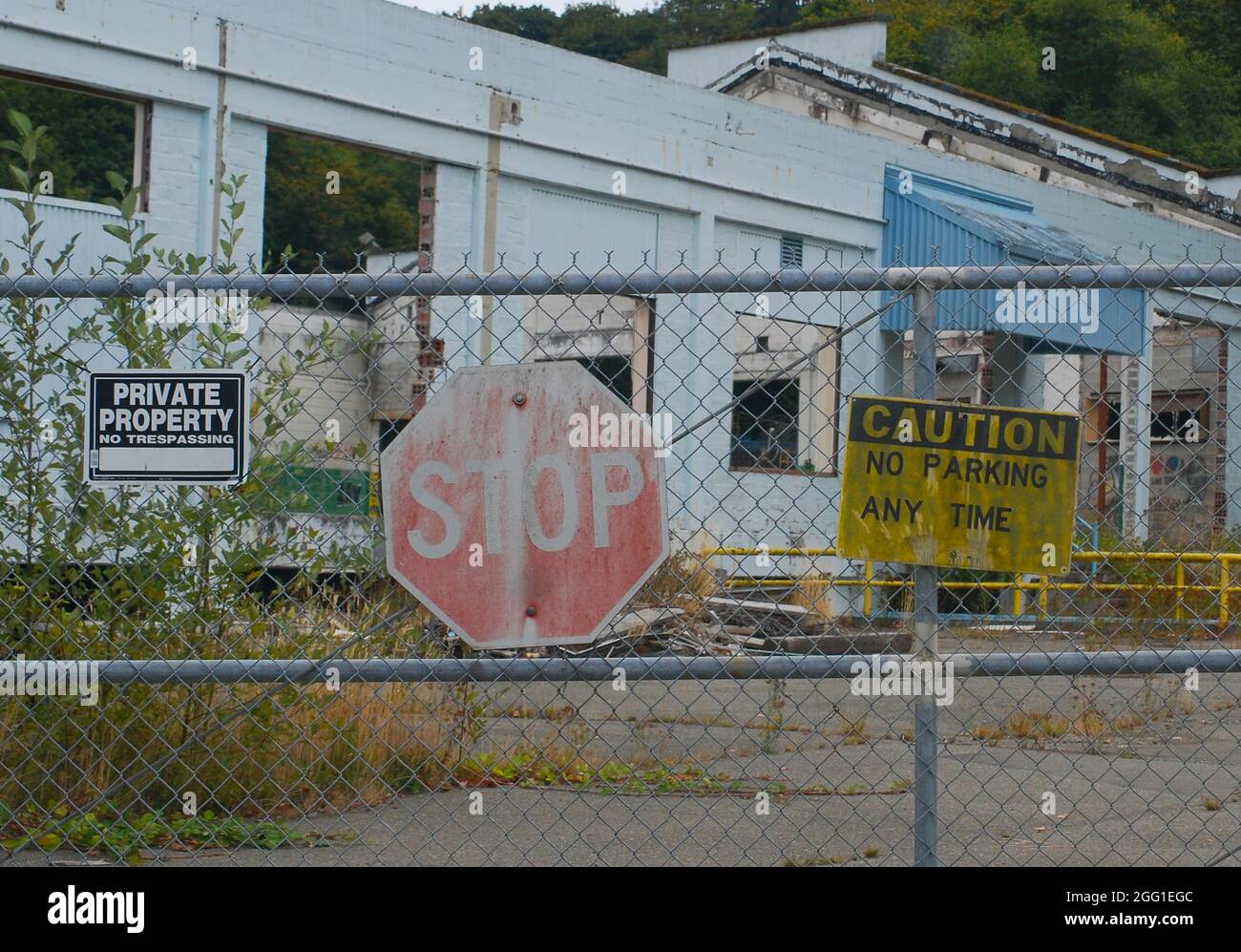 Closed factory gate Stock Photo - Alamy