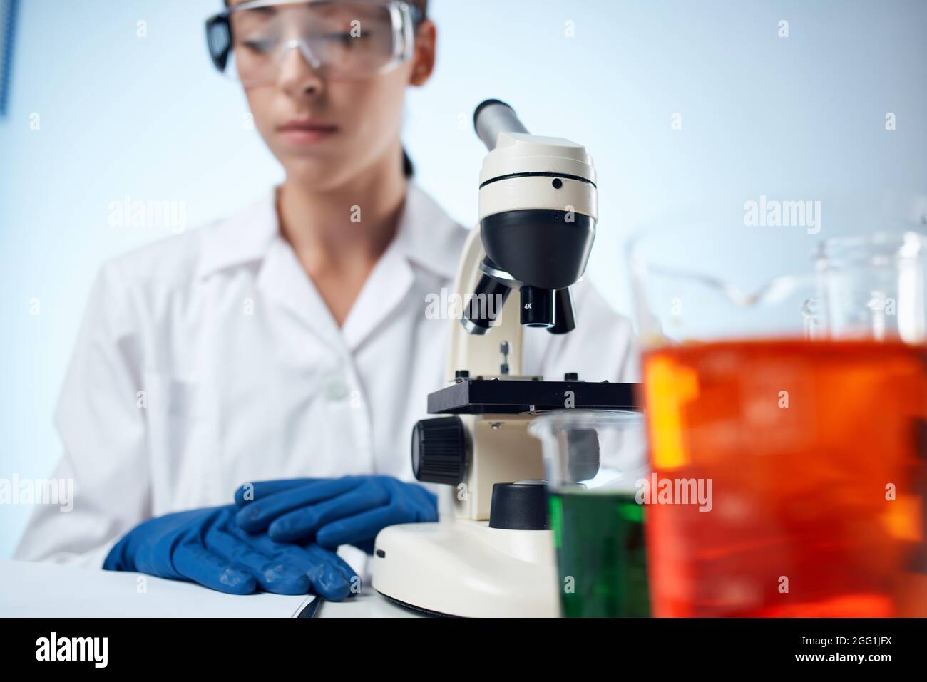 female doctor science research experiments Stock Photo - Alamy