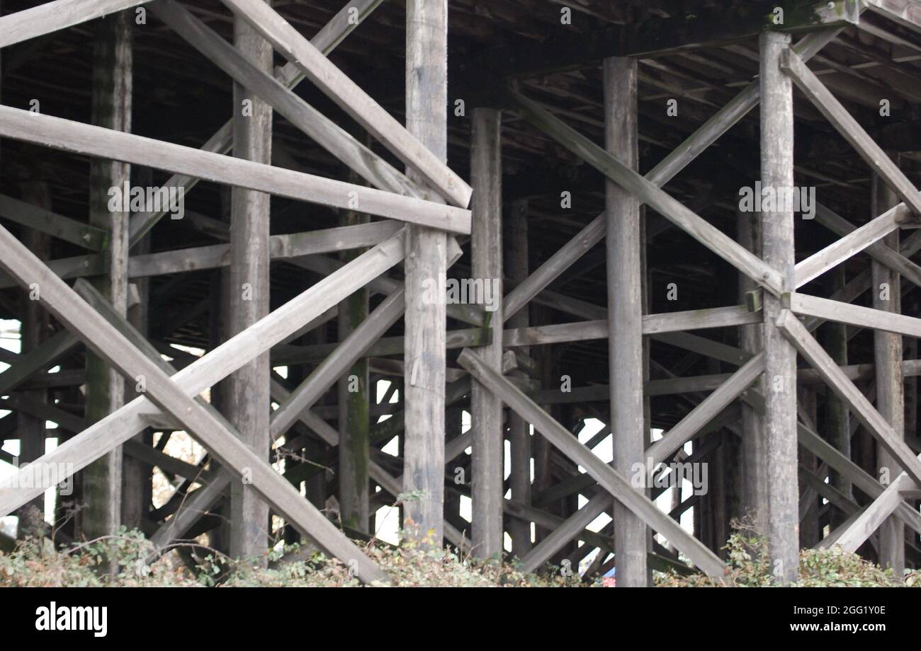 Old wooden supports bridge hi-res stock photography and images - Alamy