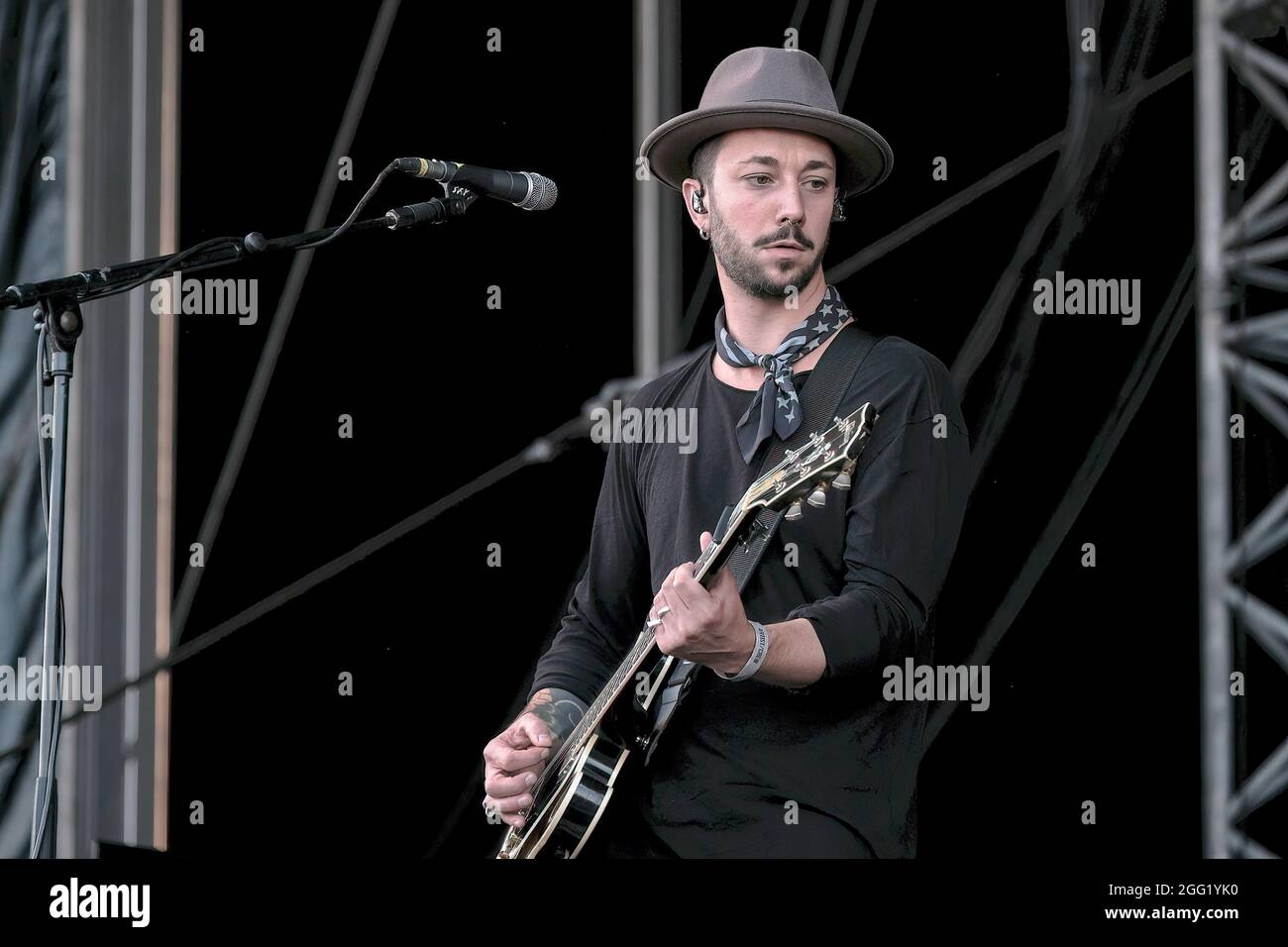 Portsmouth, UK. 27th Aug, 2021. Tom Gleeson, guitarist with Welsh indie ...