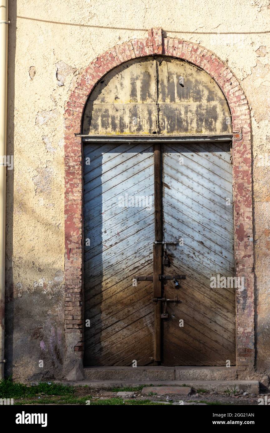 Vintage doors hi-res stock photography and images - Alamy