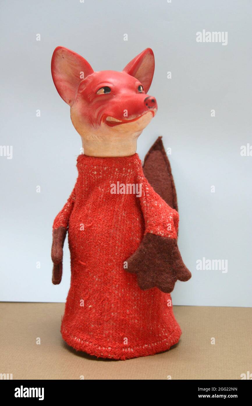 Deko Figur Spielzeug DDR Handpuppe Herr Fuchs benutzt Stock Photo - Alamy
