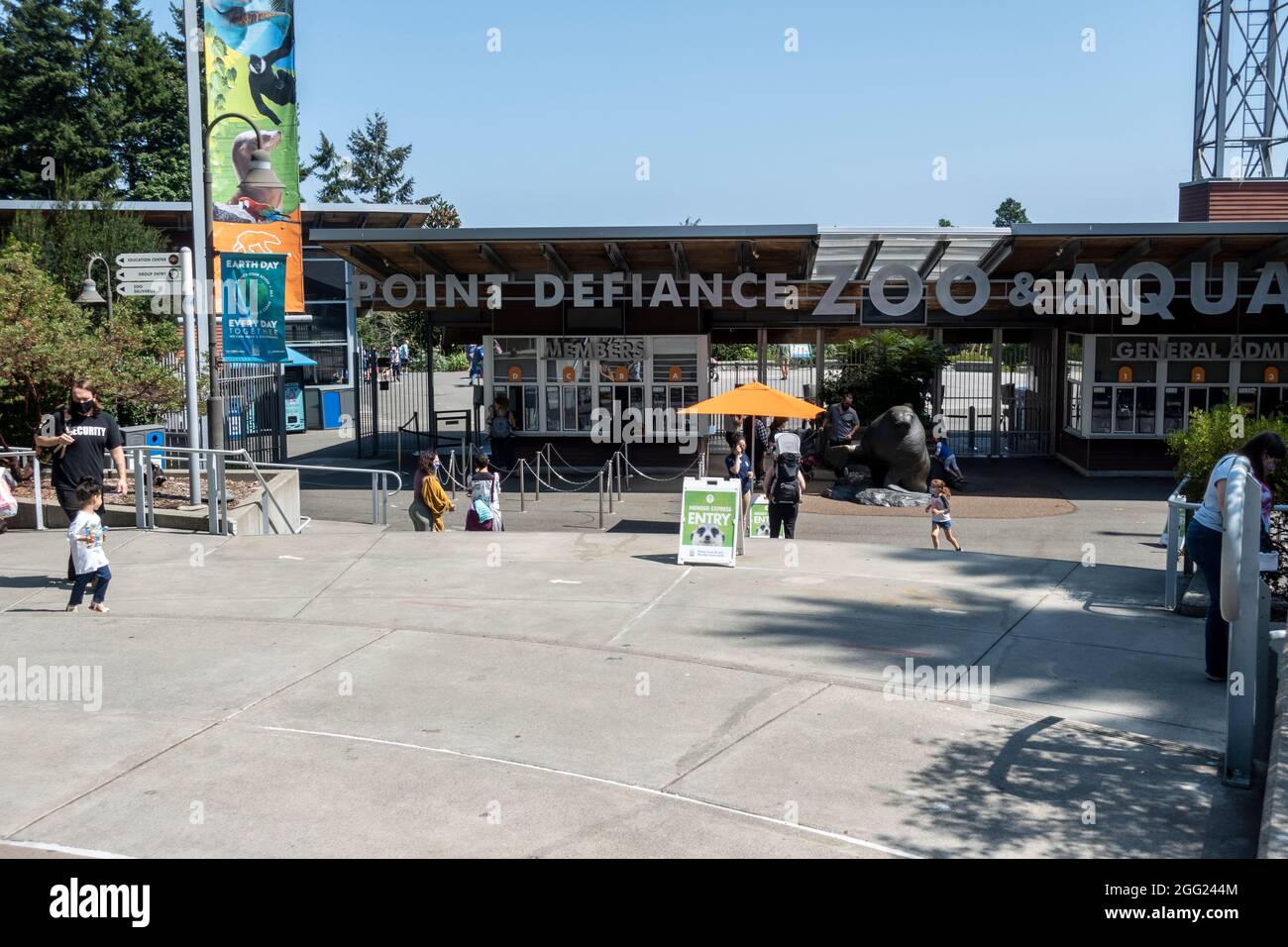 Point Defiance Zoo And Aquarium High Resolution Stock Photography and ...