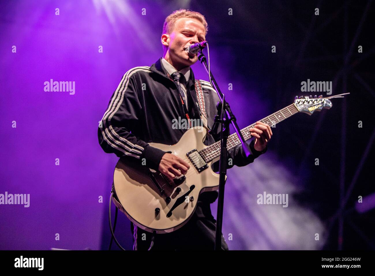 Black midi band hi-res stock photography and images - Alamy